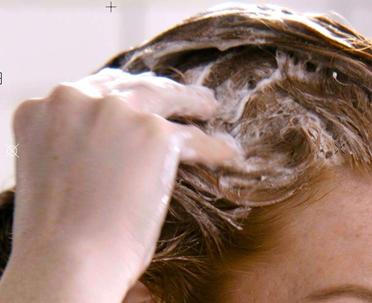 Learn How to Shampoo Hair : Know About Shampooing Hair Tips