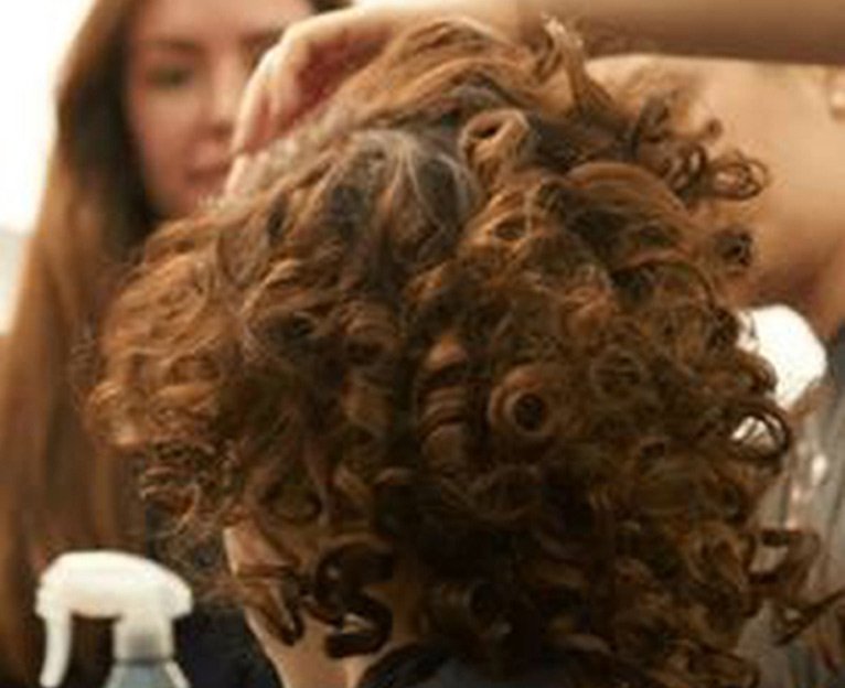Explore How to Style Curly Hair in Simple Ways